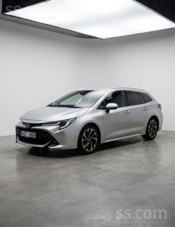 Grey Toyota Corolla 2021 in Riga, with an engine capacity of 1.80 L and mileage of 196 thousand km for 14999 €, photo 2 on AUTOMOTO.COM.LV