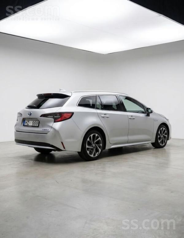 Grey Toyota Corolla 2021 in Riga, with an engine capacity of 1.80 L and mileage of 196 thousand km for 14999 €, photo 3 on AUTOMOTO.COM.LV