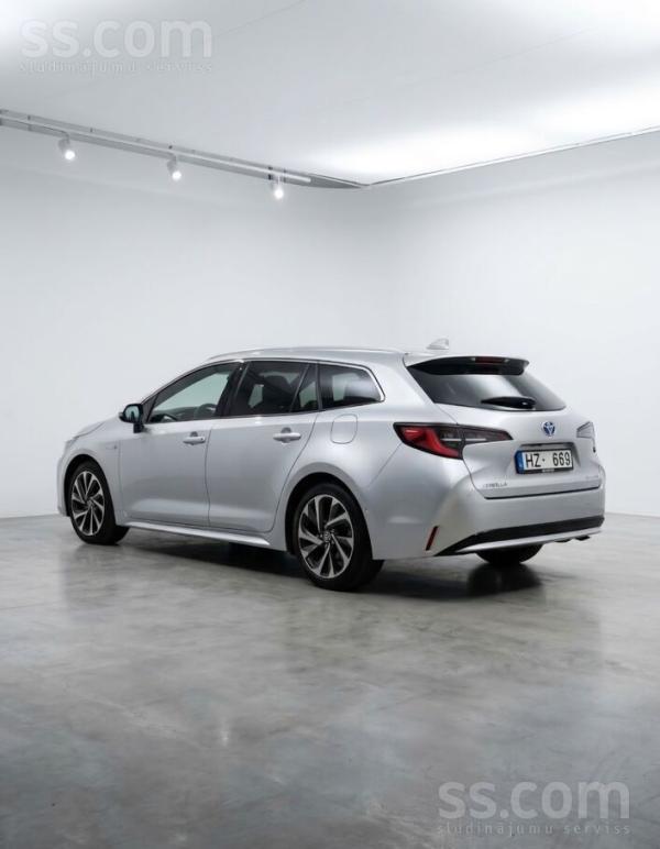 Grey Toyota Corolla 2021 in Riga, with an engine capacity of 1.80 L and mileage of 196 thousand km for 14999 €, photo 4 on AUTOMOTO.COM.LV