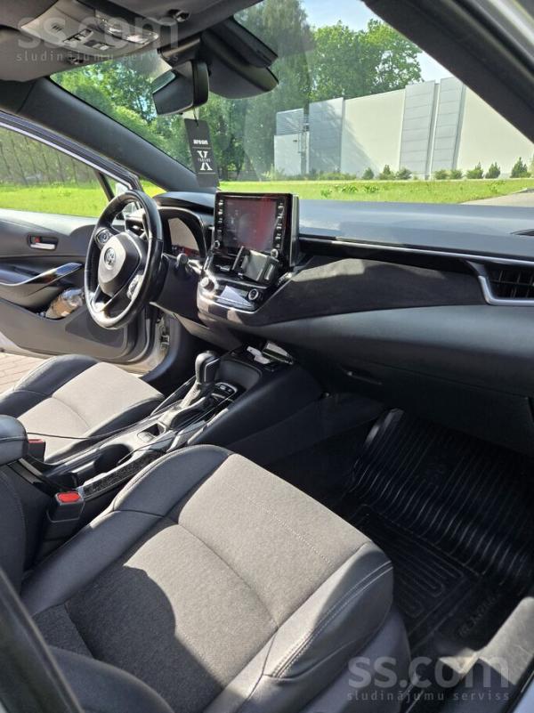 Grey Toyota Corolla 2021 in Riga, with an engine capacity of 1.80 L and mileage of 196 thousand km for 14999 €, photo 5 on AUTOMOTO.COM.LV