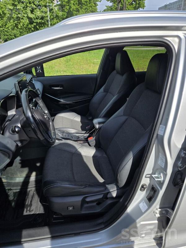 Grey Toyota Corolla 2021 in Riga, with an engine capacity of 1.80 L and mileage of 196 thousand km for 14999 €, photo 9 on AUTOMOTO.COM.LV