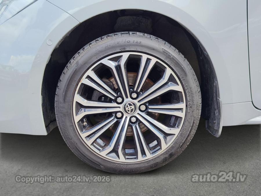 Grey Toyota Corolla 2021 in Tallinn, with an engine capacity of 1.99 L and mileage of 114 thousand km for 20995 €, photo 16 on AUTOMOTO.COM.LV