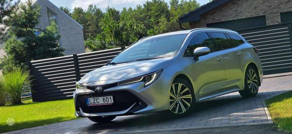 Grey Toyota Corolla 2021 in Vilnius, with an engine capacity of 1.20 L and mileage of 190 thousand km for 15900 €, photo 1 on AUTOMOTO.COM.LV