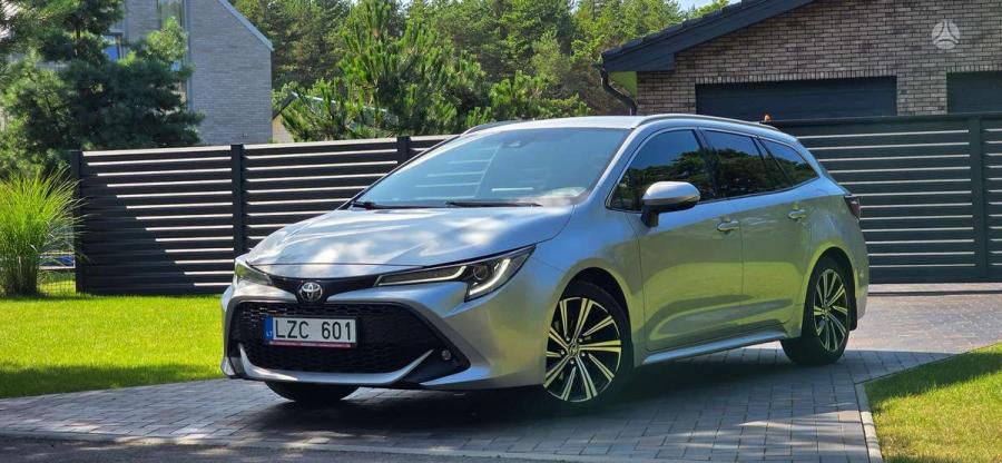 Grey Toyota Corolla 2021 in Vilnius, with an engine capacity of 1.20 L and mileage of 190 thousand km for 15900 €, photo 3 on AUTOMOTO.COM.LV