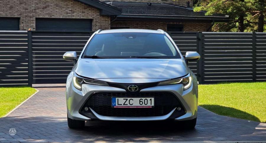 Grey Toyota Corolla 2021 in Vilnius, with an engine capacity of 1.20 L and mileage of 190 thousand km for 15900 €, photo 4 on AUTOMOTO.COM.LV