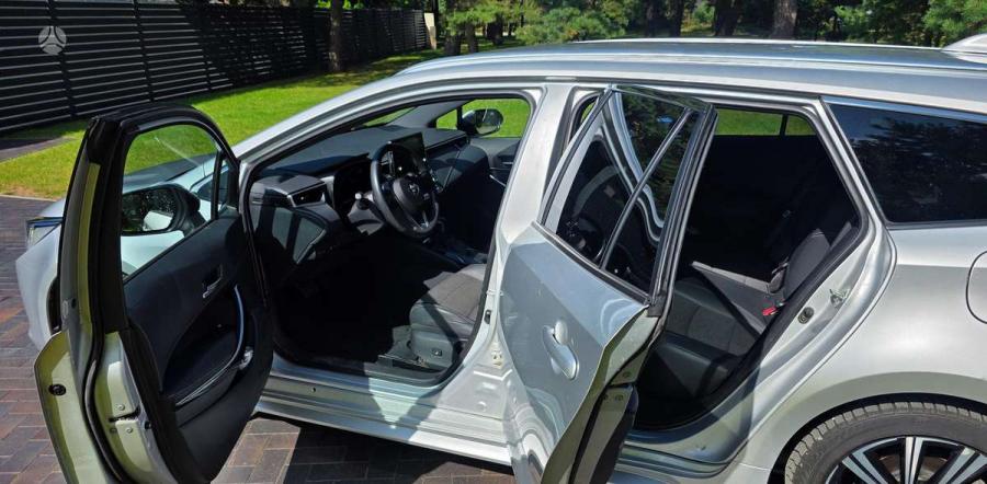 Grey Toyota Corolla 2021 in Vilnius, with an engine capacity of 1.20 L and mileage of 190 thousand km for 15900 €, photo 11 on AUTOMOTO.COM.LV