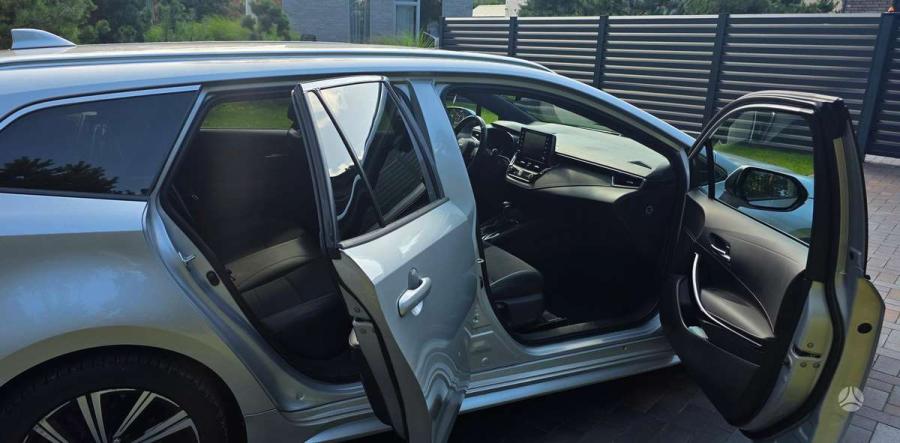 Grey Toyota Corolla 2021 in Vilnius, with an engine capacity of 1.20 L and mileage of 190 thousand km for 15900 €, photo 12 on AUTOMOTO.COM.LV