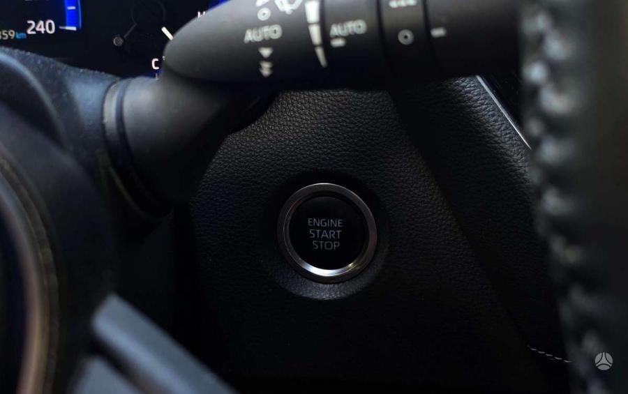 Grey Toyota Corolla 2021 in Vilnius, with an engine capacity of 1.20 L and mileage of 190 thousand km for 15900 €, photo 26 on AUTOMOTO.COM.LV