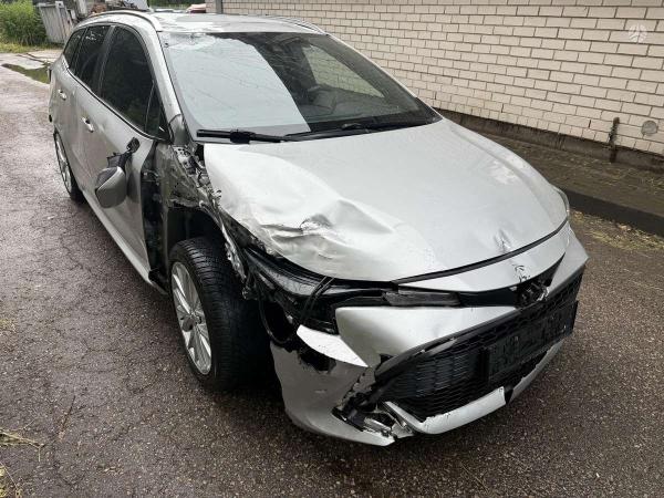 Grey Toyota Corolla 2022 in Kaunas, with an engine capacity of 1.80 L and mileage of 50 thousand km for 5490 €, photo 3 on AUTOMOTO.COM.LV