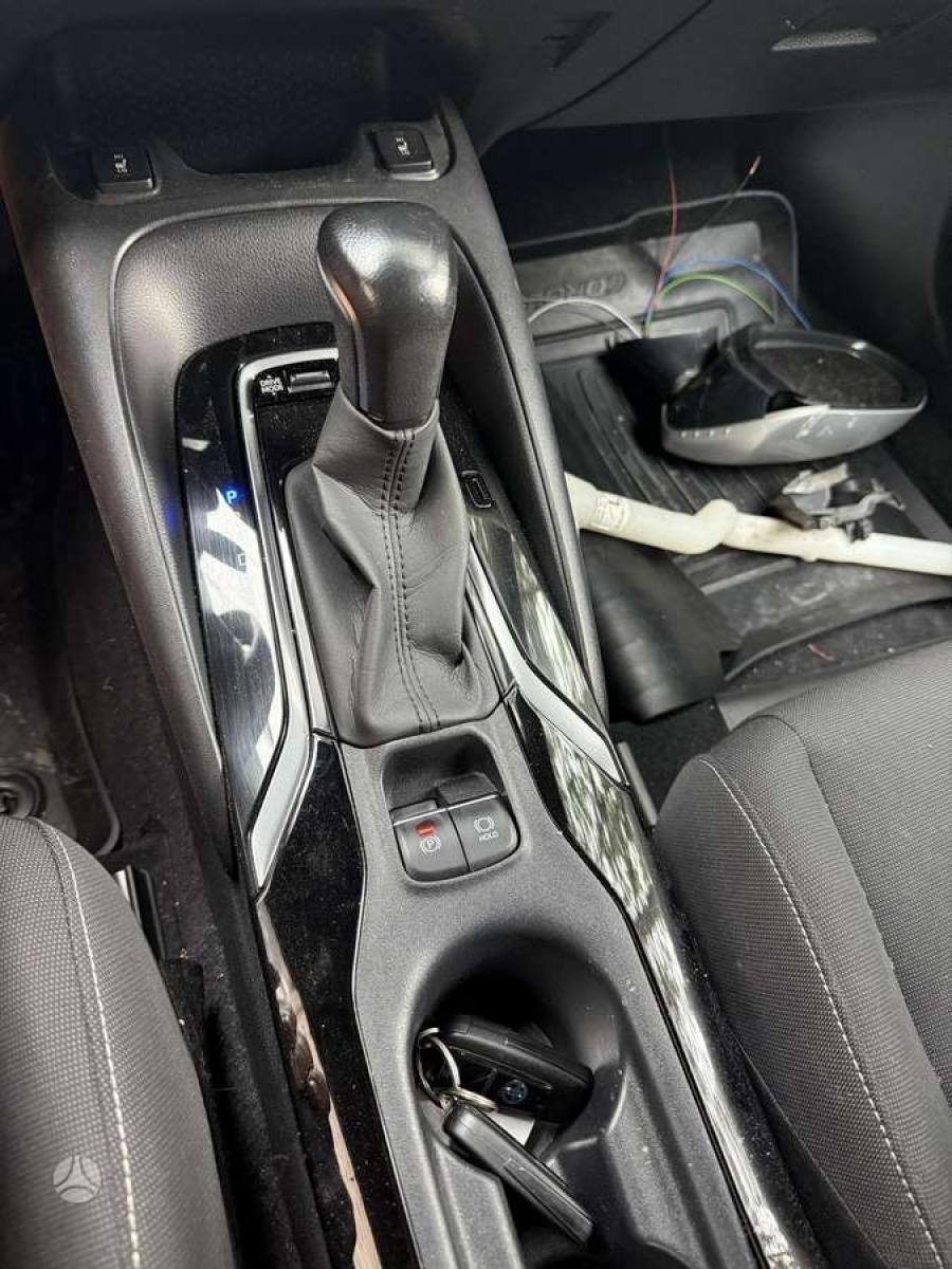 Grey Toyota Corolla 2022 in Kaunas, with an engine capacity of 1.80 L and mileage of 50 thousand km for 5490 €, photo 19 on AUTOMOTO.COM.LV