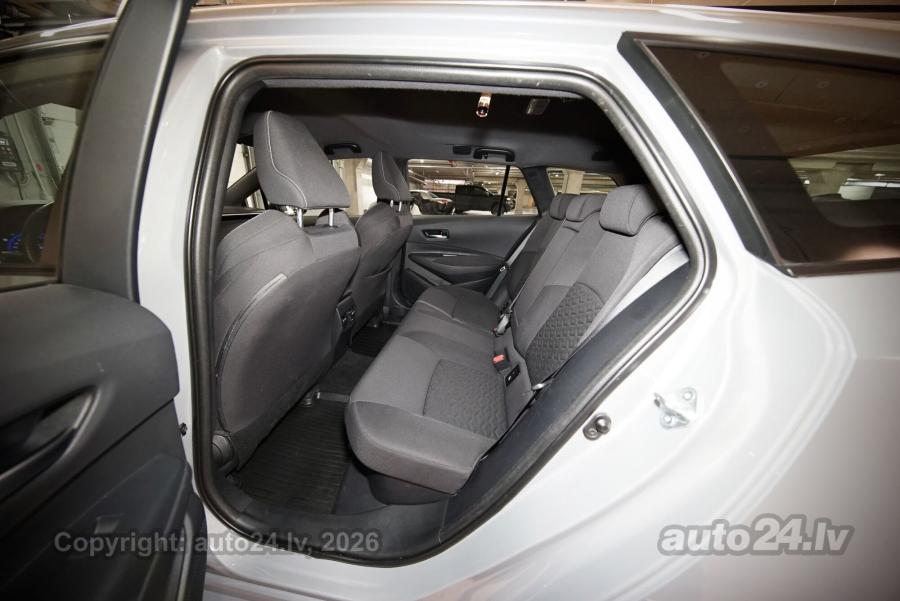 Pelēks Toyota Corolla 2022 Tallina, ar dzinēja tilpumu 1.80 L un nobraukumu 54 tūkst. km par 19990 €, foto 14 vietnē AUTOMOTO.COM.LV