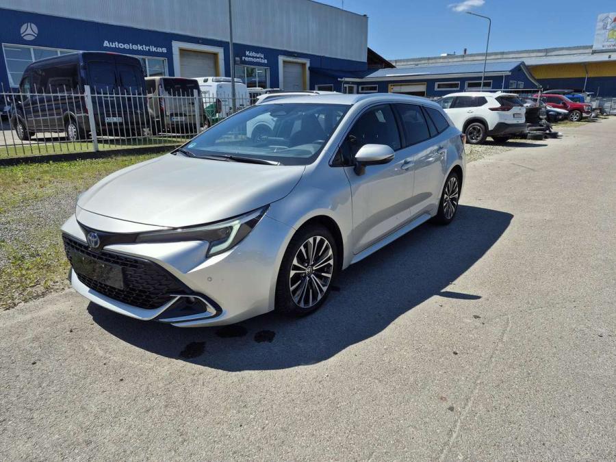 Grey Toyota Corolla 2024 in Siauliai, with an engine capacity of 1.80 L and mileage of 154 thousand km for 15900 €, photo 3 on AUTOMOTO.COM.LV