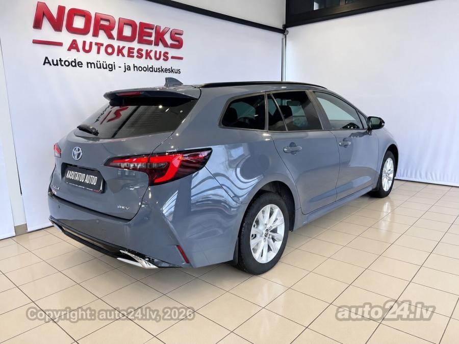 Pelēks Toyota Corolla 2026 Tallina, ar dzinēja tilpumu 1.80 L un nobraukumu 15 tūkst. km par 26990 €, foto 3 vietnē AUTOMOTO.COM.LV