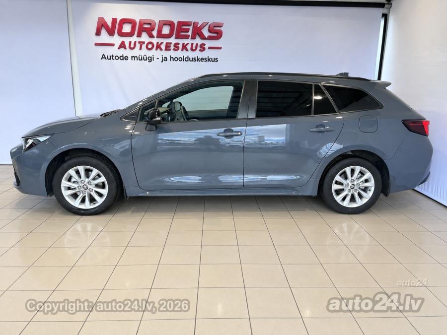 Pelēks Toyota Corolla 2026 Tallina, ar dzinēja tilpumu 1.80 L un nobraukumu 15 tūkst. km par 26990 €, foto 4 vietnē AUTOMOTO.COM.LV