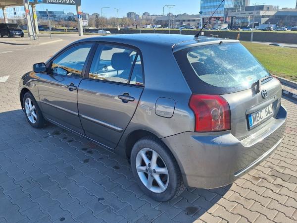 Toyota Corolla 2004 Viļņa, ar dzinēja tilpumu 2.00 L un nobraukumu 215 tūkst. km par 1150 €, foto 5 vietnē AUTOMOTO.COM.LV
