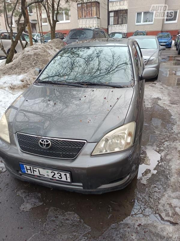 Toyota Corolla 2004 Viļņa, ar dzinēja tilpumu 2.00 L un nobraukumu 255 tūkst. km par 950 €, foto 3 vietnē AUTOMOTO.COM.LV