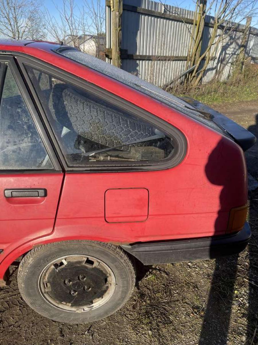 Red Toyota Corolla 1987 in Panevezys, with an engine capacity of 1.60 L and mileage of 169 thousand km for 450 €, photo 1 on AUTOMOTO.COM.LV