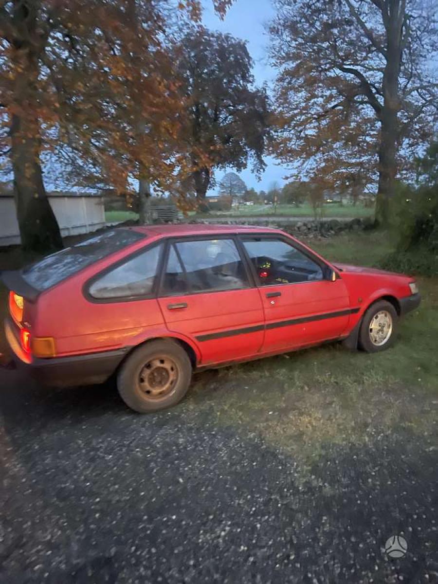 Red Toyota Corolla 1987 in Panevezys, with an engine capacity of 1.60 L and mileage of 169 thousand km for 450 €, photo 6 on AUTOMOTO.COM.LV