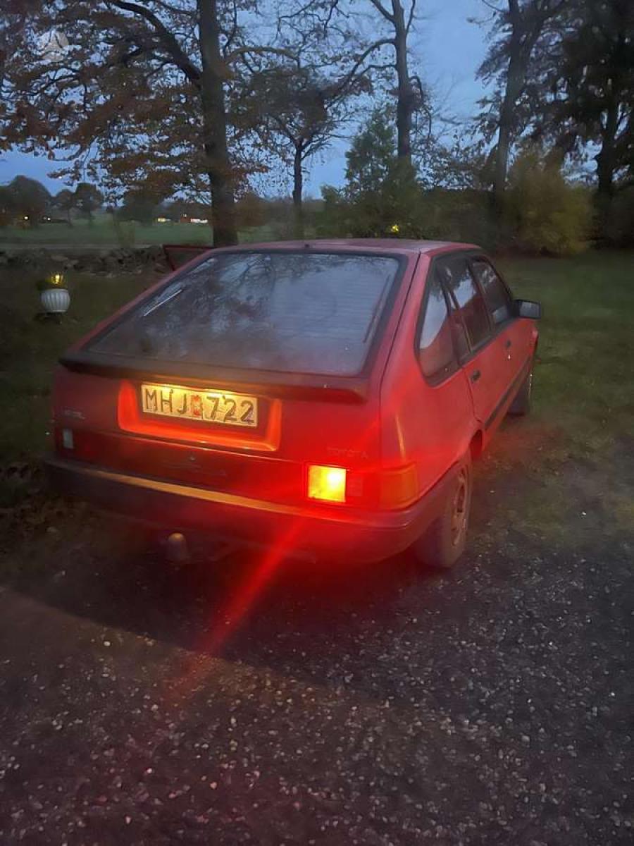 Red Toyota Corolla 1987 in Panevezys, with an engine capacity of 1.60 L and mileage of 169 thousand km for 450 €, photo 7 on AUTOMOTO.COM.LV