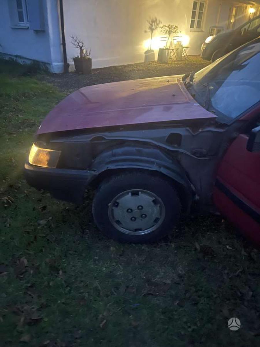 Red Toyota Corolla 1987 in Panevezys, with an engine capacity of 1.60 L and mileage of 169 thousand km for 450 €, photo 8 on AUTOMOTO.COM.LV