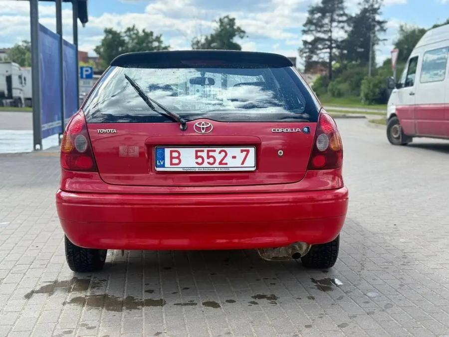 Sarkans Toyota Corolla 2001 Rēzekne, ar dzinēja tilpumu 2.00 L un nobraukumu 350 tūkst. km par 590 €, foto 4 vietnē AUTOMOTO.COM.LV