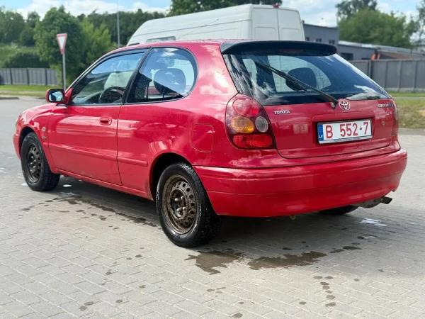 Красный Тойота Королла 2001 в Резекне, объемом двигателя 2.00 л и пробегом 350 тыс. км за 590 €, фото 4 на AUTOMOTO.COM.LV
