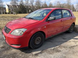 Sarkans Toyota Corolla 2003 Viļņa, ar dzinēja tilpumu 1.40 L un nobraukumu 220 tūkst. km par 499 €, foto  vietnē AUTOMOTO.COM.LV