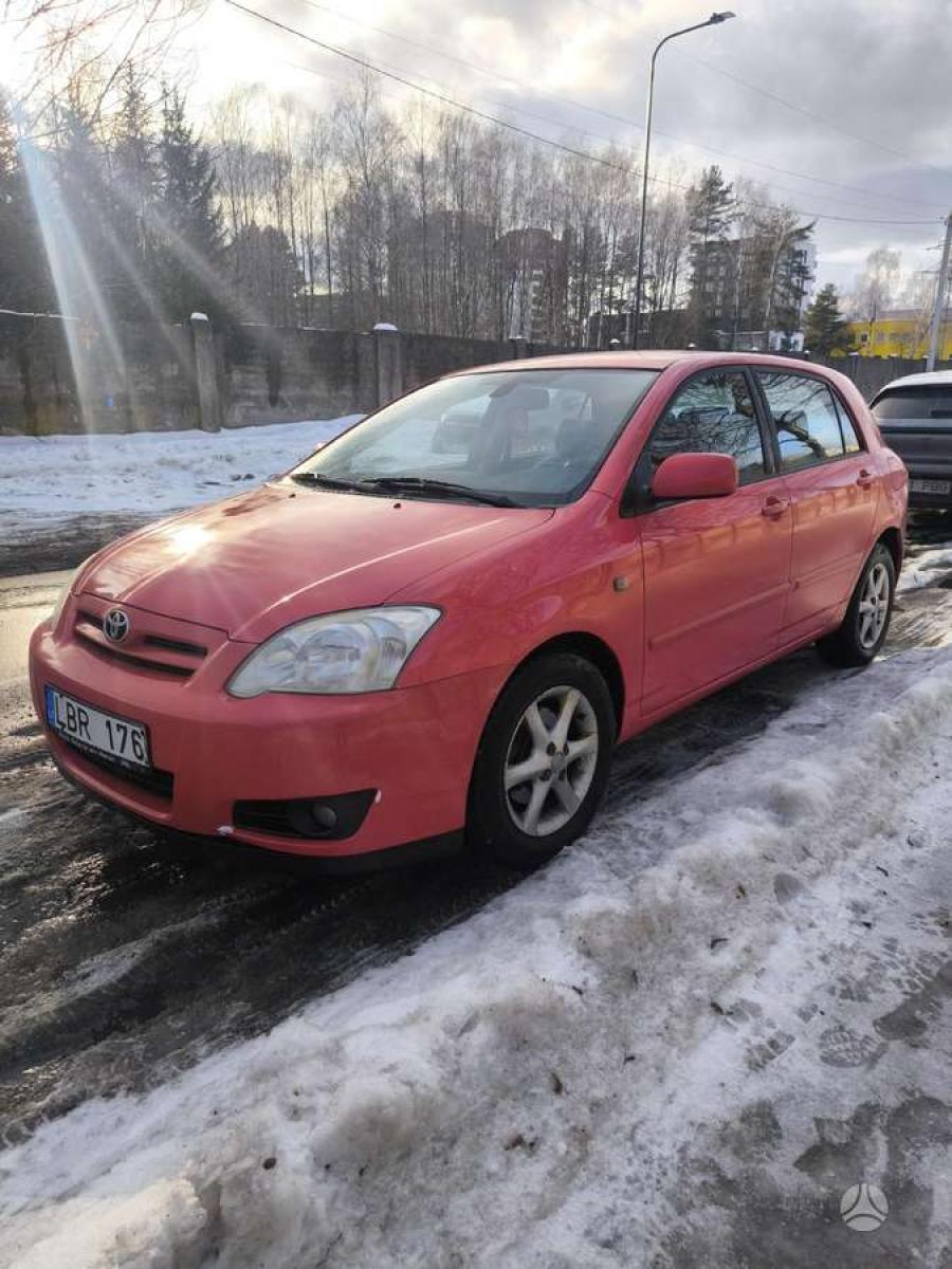 Red Toyota Corolla 2004 in Vilnius, with an engine capacity of 2.00 L and mileage of 350 thousand km for 1300 €, photo 2 on AUTOMOTO.COM.LV