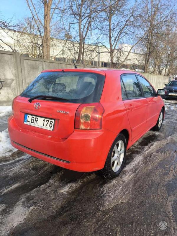 Sarkans Toyota Corolla 2004 Viļņa, ar dzinēja tilpumu 2.00 L un nobraukumu 350 tūkst. km par 1300 €, foto 4 vietnē AUTOMOTO.COM.LV