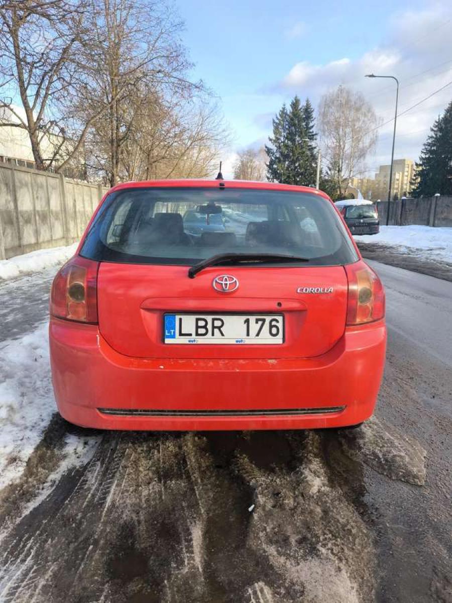 Red Toyota Corolla 2004 in Vilnius, with an engine capacity of 2.00 L and mileage of 350 thousand km for 1300 €, photo 5 on AUTOMOTO.COM.LV