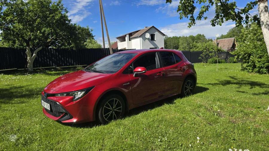 Red Toyota Corolla 2019 in Vilnius, with an engine capacity of 1.80 L and mileage of 62 thousand km for 17300 €, photo 1 on AUTOMOTO.COM.LV