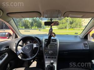 Sarkans Toyota Corolla 2008 Rēzekne, ar dzinēja tilpumu 1.60 L un nobraukumu 358 tūkst. km par 2200 €, foto 5 vietnē AUTOMOTO.COM.LV