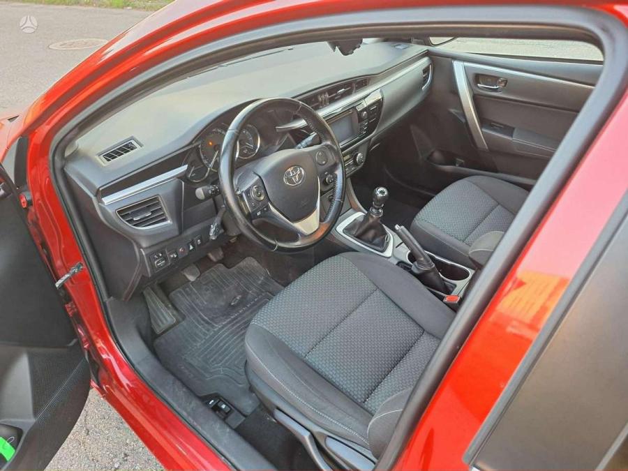 Sarkans Toyota Corolla 2014 Viļņa, ar dzinēja tilpumu 1.36 L un nobraukumu 212 tūkst. km par 7300 €, foto 5 vietnē AUTOMOTO.COM.LV