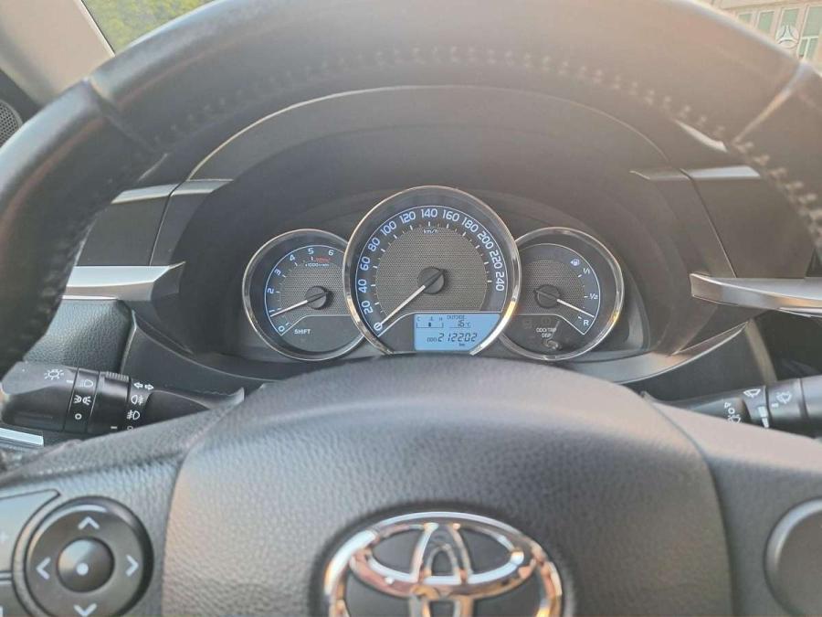 Sarkans Toyota Corolla 2014 Viļņa, ar dzinēja tilpumu 1.36 L un nobraukumu 212 tūkst. km par 7300 €, foto 9 vietnē AUTOMOTO.COM.LV