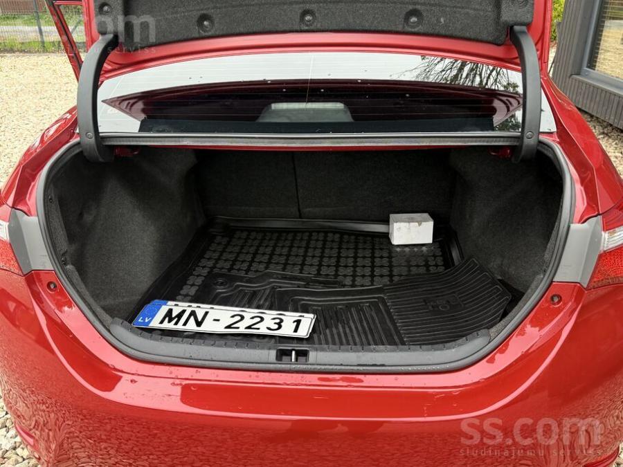 Red Toyota Corolla 2015 in Riga, with an engine capacity of 1.40 L and mileage of 199 thousand km for 6450 €, photo 14 on AUTOMOTO.COM.LV