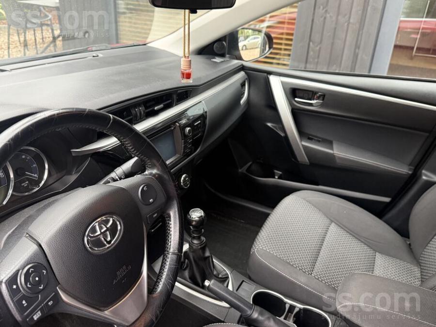 Red Toyota Corolla 2015 in Riga, with an engine capacity of 1.40 L and mileage of 199 thousand km for 6450 €, photo 21 on AUTOMOTO.COM.LV