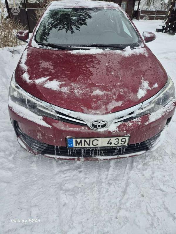 Red Toyota Corolla 2016 in Vilnius, with an engine capacity of 1.60 L and mileage of 146 thousand km for 9200 €, photo 3 on AUTOMOTO.COM.LV