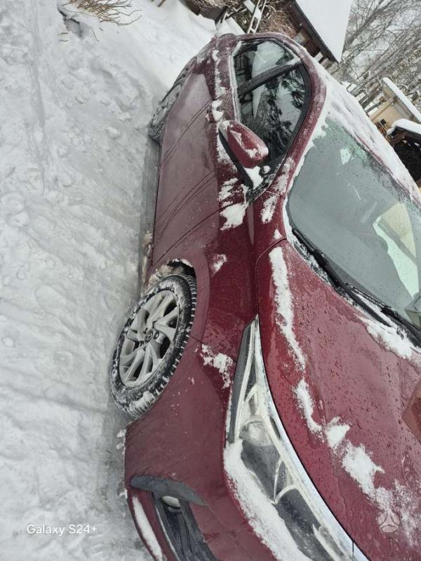 Red Toyota Corolla 2016 in Vilnius, with an engine capacity of 1.60 L and mileage of 146 thousand km for 9200 €, photo 4 on AUTOMOTO.COM.LV