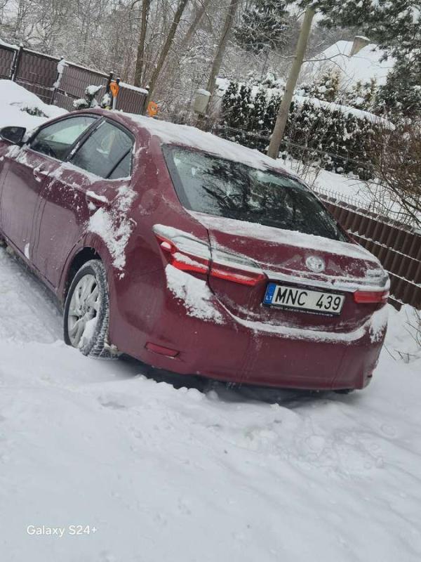 Red Toyota Corolla 2016 in Vilnius, with an engine capacity of 1.60 L and mileage of 146 thousand km for 9200 €, photo 6 on AUTOMOTO.COM.LV