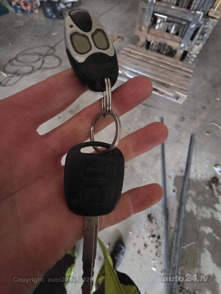 Sarkans Toyota Corolla 2005 Tallina, ar dzinēja tilpumu 1.40 L un nobraukumu 417 tūkst. km par 1100 €, foto 11 vietnē AUTOMOTO.COM.LV