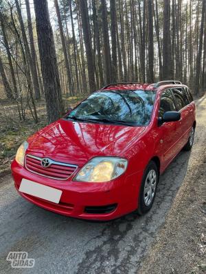 Sarkans Toyota Corolla 2005 Viļņa, ar dzinēja tilpumu 1.40 L un nobraukumu 388 tūkst. km par 1450 €, foto  vietnē AUTOMOTO.COM.LV