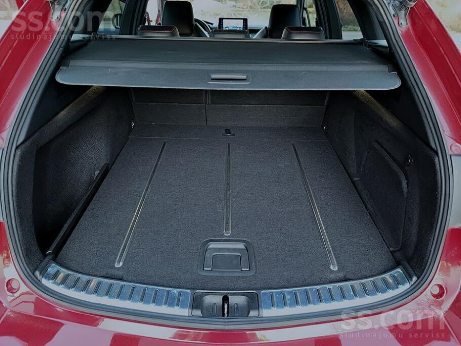 Red Toyota Corolla 2019 in Riga, with an engine capacity of 2.00 L and mileage of 251 thousand km for 16000 €, photo 10 on AUTOMOTO.COM.LV