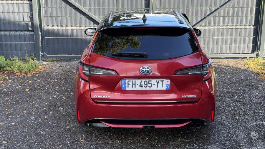 Red Toyota Corolla 2019 in Jonava, with an engine capacity of 1.99 L and mileage of 229 thousand km for 8400 €, photo 3 on AUTOMOTO.COM.LV