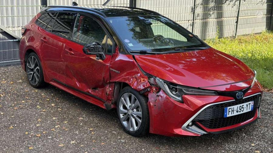 Red Toyota Corolla 2019 in Jonava, with an engine capacity of 1.99 L and mileage of 229 thousand km for 8400 €, photo 6 on AUTOMOTO.COM.LV