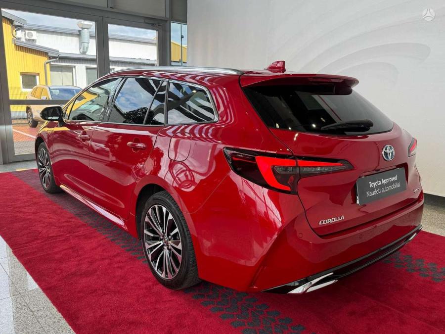 Red Toyota Corolla 2024 in Siauliai, with an engine capacity of 1.99 L and mileage of 102 thousand km for 23300 €, photo 6 on AUTOMOTO.COM.LV