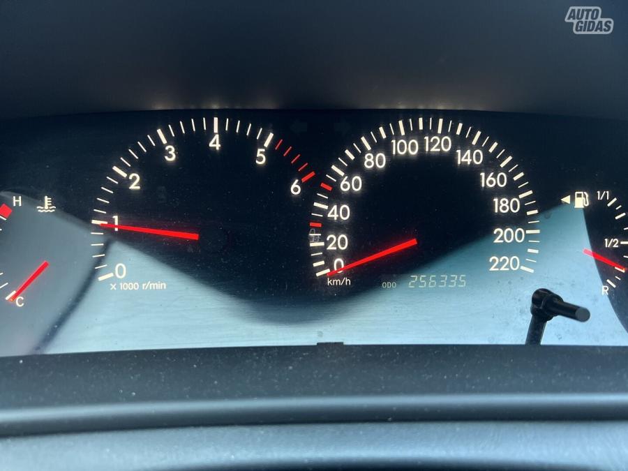 Toyota Corolla 2003 in Vilnius, with an engine capacity of 2.00 L and mileage of 256 thousand km for 1050 €, photo 12 on AUTOMOTO.COM.LV