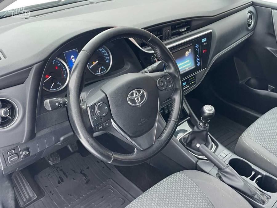 Toyota Corolla 2018 in Ukmerge, with an engine capacity of 1.60 L and mileage of 129 thousand km for 9300 €, photo 8 on AUTOMOTO.COM.LV