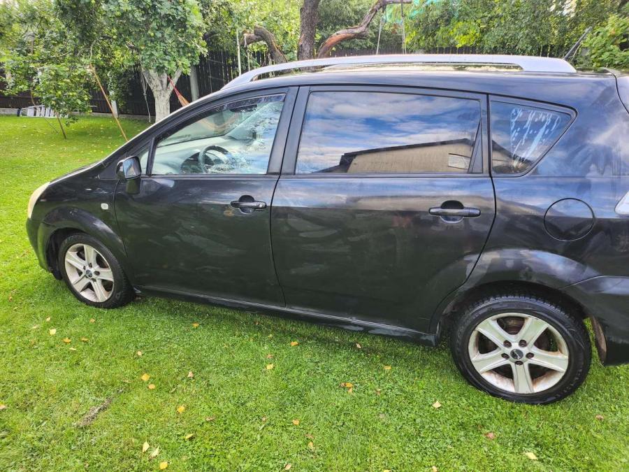Melns Toyota Corolla Verso 2006 Viļņa, ar dzinēja tilpumu 2.23 L un nobraukumu 522 tūkst. km par 2000 €, foto 1 vietnē AUTOMOTO.COM.LV