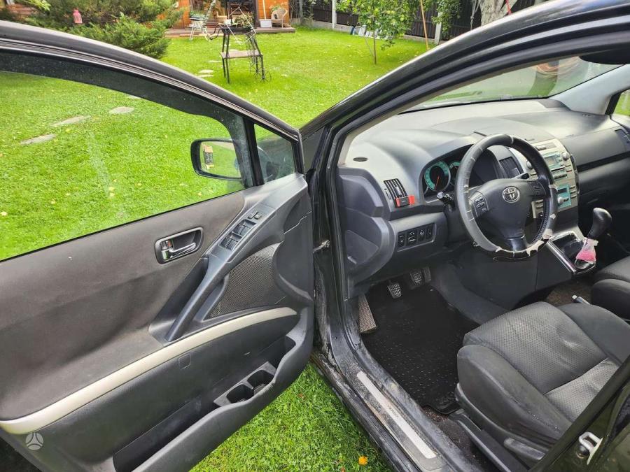 Melns Toyota Corolla Verso 2006 Viļņa, ar dzinēja tilpumu 2.23 L un nobraukumu 522 tūkst. km par 2000 €, foto 5 vietnē AUTOMOTO.COM.LV