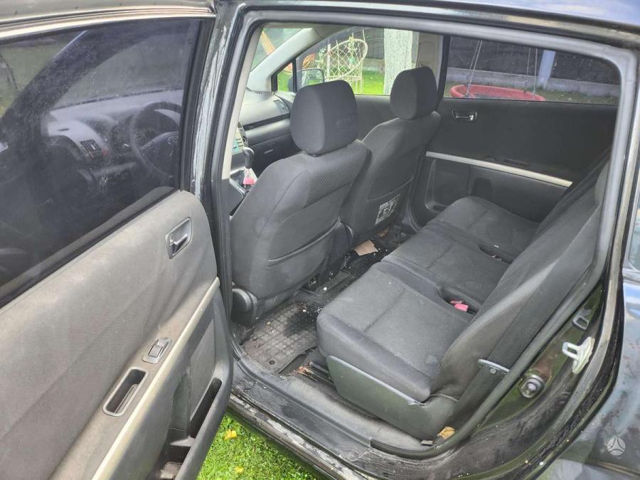 Melns Toyota Corolla Verso 2006 Viļņa, ar dzinēja tilpumu 2.23 L un nobraukumu 522 tūkst. km par 2000 €, foto 6 vietnē AUTOMOTO.COM.LV